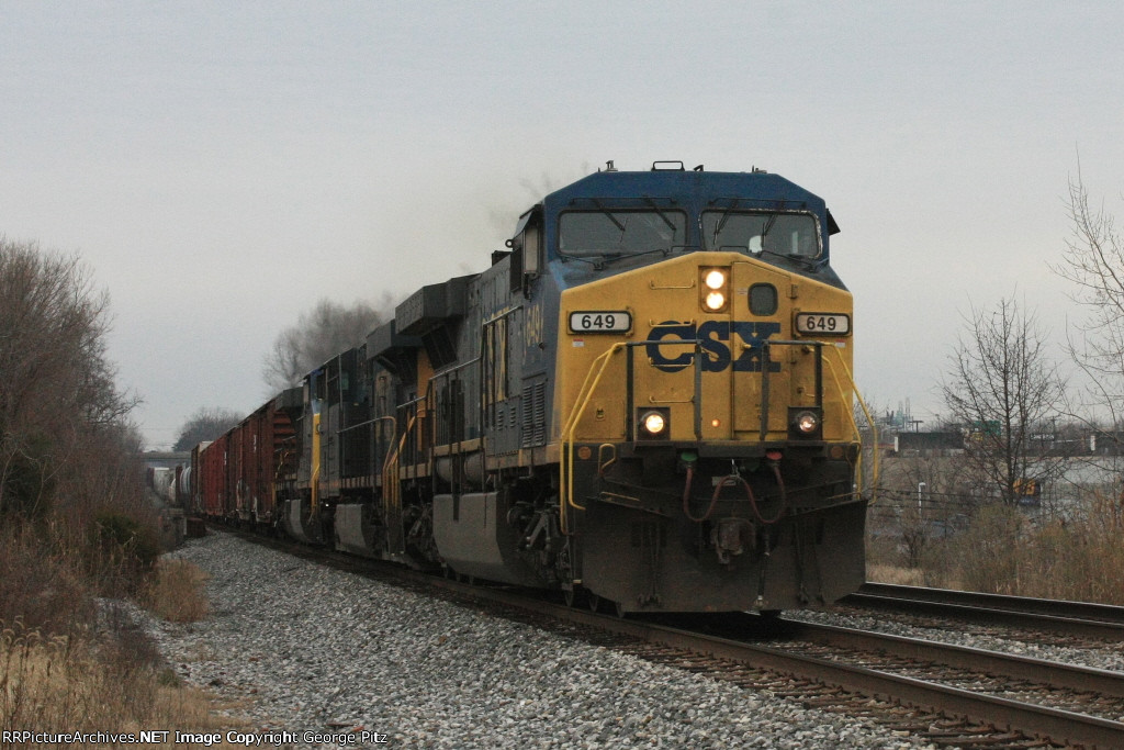 CSX 649 and train Q438